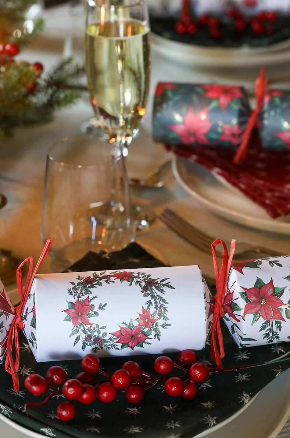Red Poinsettia set of 6 Christmas crackers - CELEBRATION CRACKERS ...