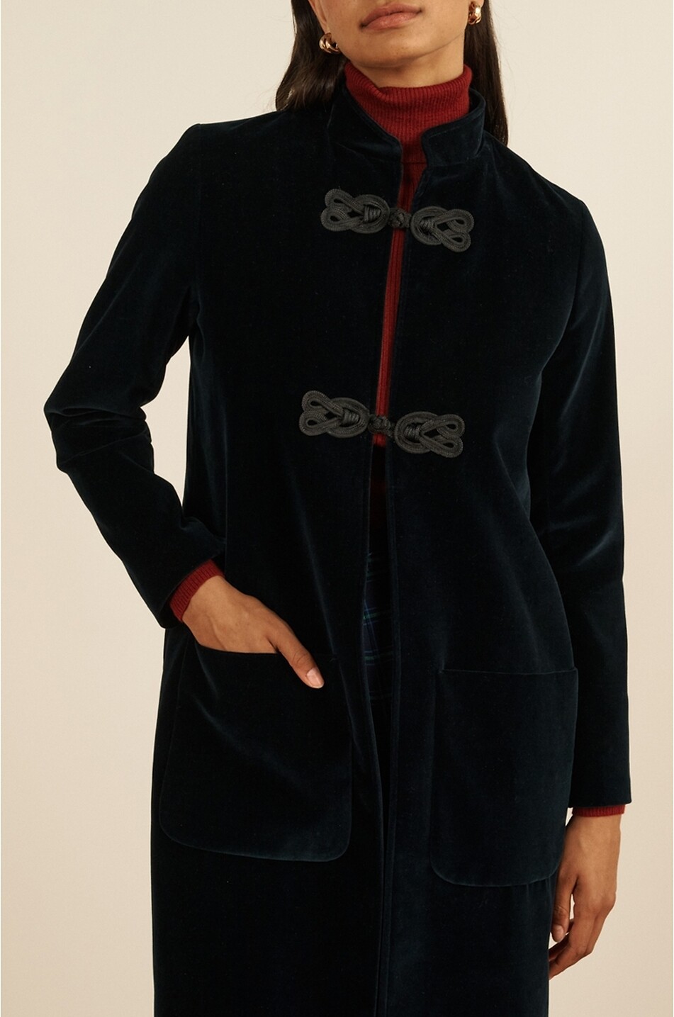 Langer Mantel aus Samt mit Mandarinkragen Carnot - MARIA DE LA ORDEN ...