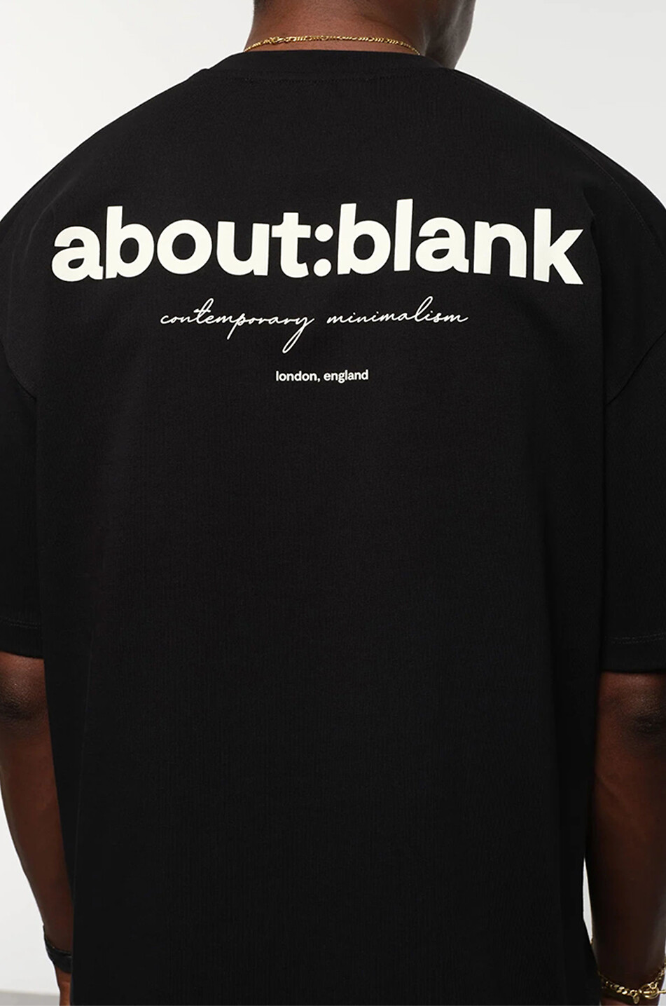 Rundhals T-Shirt aus Jersey Box - ABOUT:BLANK - SCHWARZ - Bongénie